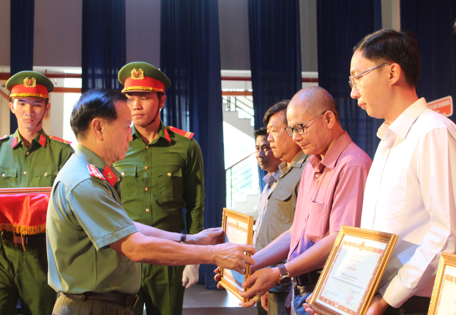 Khen thưởng nhiều tập thể, cá nhân có thành tích xuất sắc trong phong trào Toàn dân bảo vệ an ...